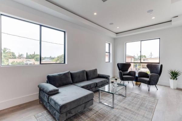 Luxury Modern 4 Bedroom 4 Bathroom Home With Rooftop Deck #6 - Los Angeles, CA