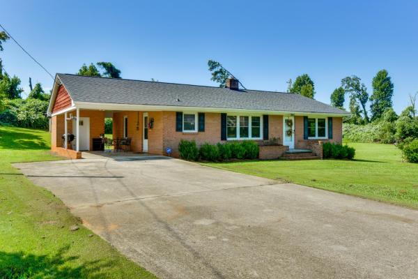 8 Mi To Clemson Peaceful Family Home With Yard - Walhalla, SC
