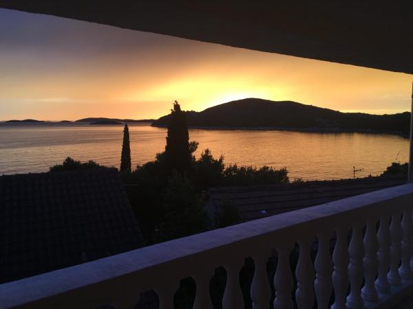 Apartments Petra - Tisno