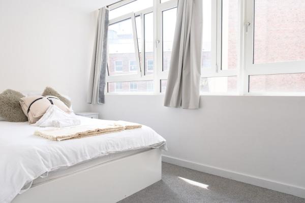 Stylish Central Retreat, Heart Of The Action, Netflix - Sheffield, UK