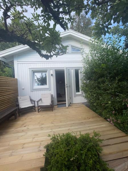 Guest House In Cosy Garden - Kungsbacka