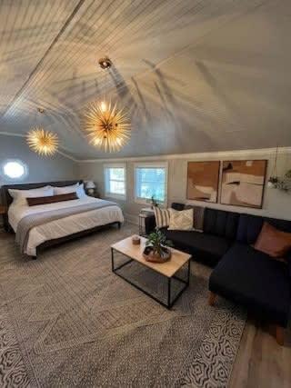 Lafayette's Downtown Oasis - Charming 1br Townhouse Near Festivals - Lafayette, LA