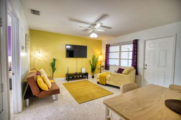 Stylish Retro Vibes Private Bbq & Beach Access - Siesta Key, FL