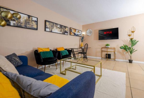 Artsy Getaway With Vibrant Design Flair - Lido Key Beach, Sarasota