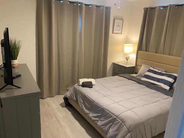 Private Room In Spacious 3-bedroom Home - Plantation, FL