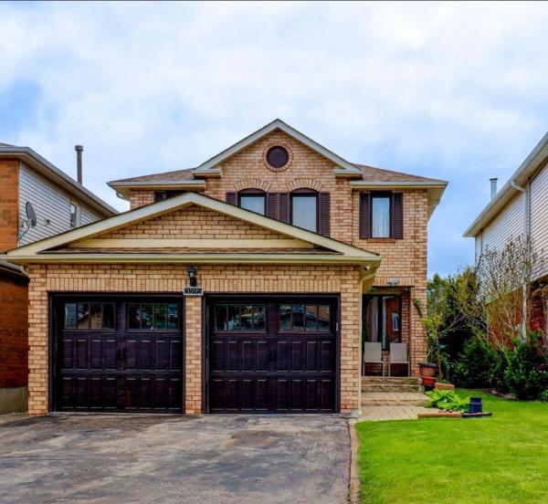 4 Bedroom Spacious Retreat Near Key Attractions - Oakville