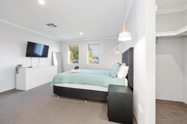 Modern & Stylish Getaway With A Yard And Balcony - 珀斯