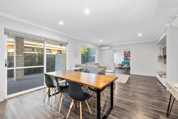 Beautiful Two Story Home For Every Family - Victoria Park