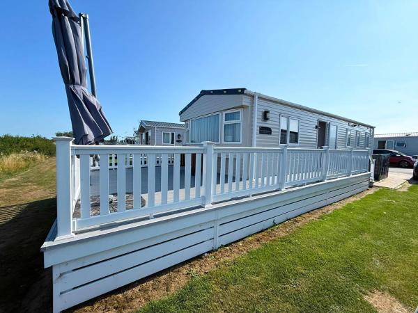 Stunning Caravan With Wifi & Decking At St Osyth Beach In Essex Ref 28007sv - Colchester