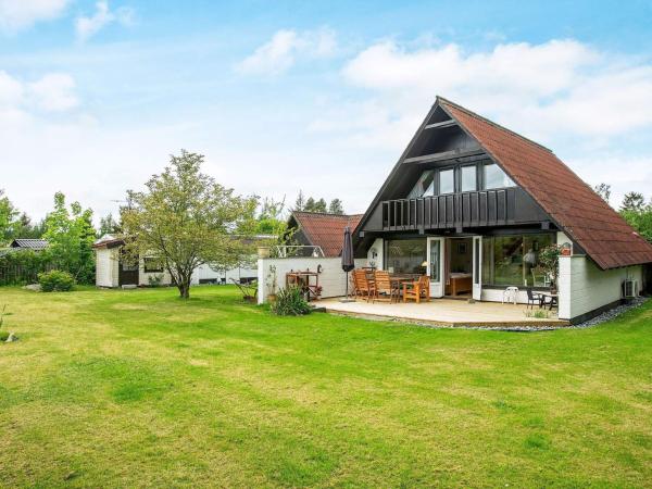 5 Person Holiday Home In Væggerløse - Danska