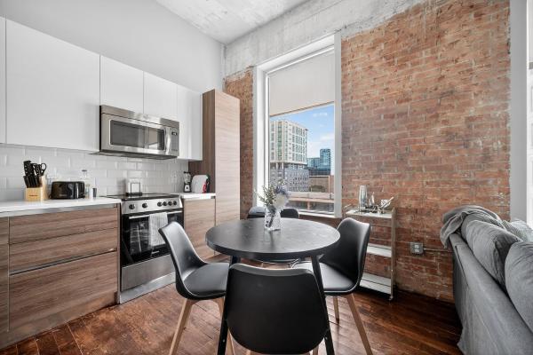 Stunning Downtown Apartment With Pool, Laundry, Parking - Dallas, TX