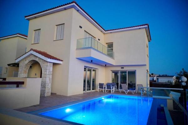 H&o Miki's Seaview House - Paphos