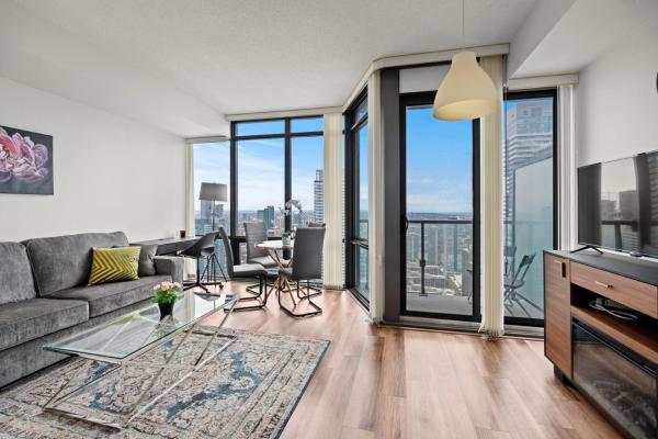 Attractive 1 Bedroom High Floor With Skyline View - Toronto
