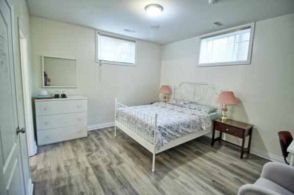 Free Parking Private Bathroom On Basement - Toronto