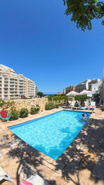 Follow The Sun Boutique Hostel - Pool, Breakfast & Sea Views - Valletta