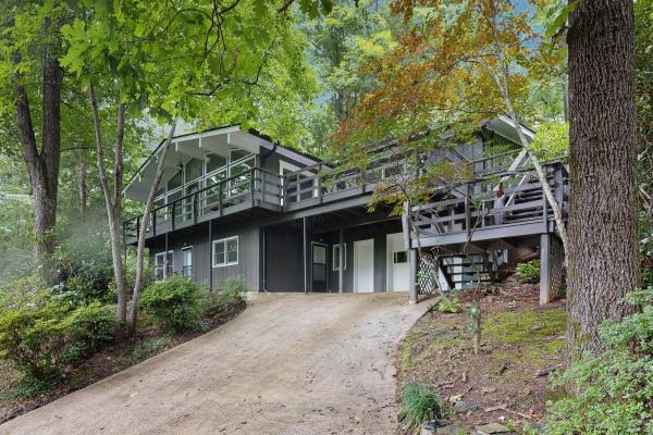 The Treehouse - Waynesville, NC