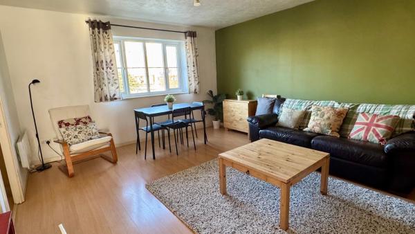 Stylish 2 Bed Home With Parking - London