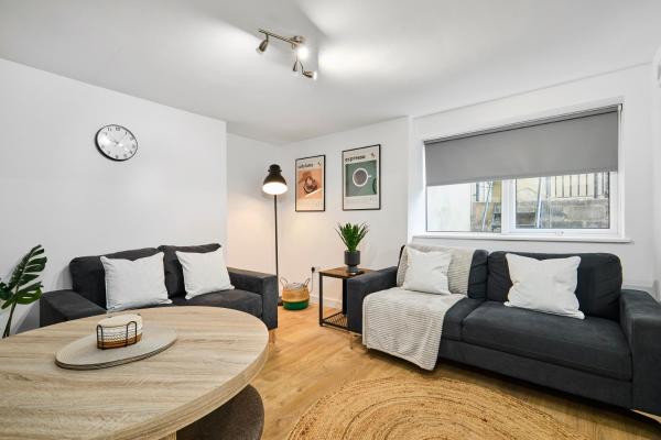 Luxury Lower-level Two Bed Apt - Leeds