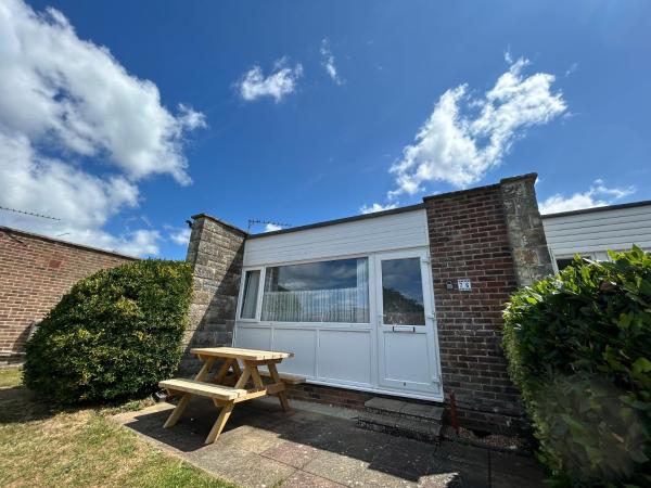 2 Bedroom Bungalow In Holiday Village - Hurst Castle