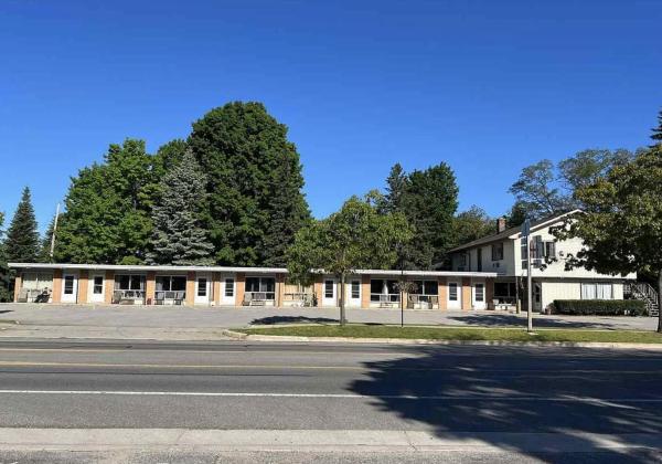 Villa De Moderne - Adoba Inn Charlevoix - Charlevoix, MI