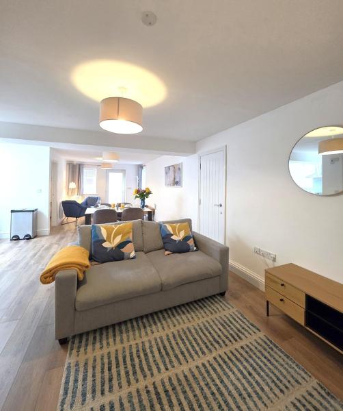 Deluxe One Bed Flat At Dawe Luxury Suites - An Entire Apartment Near Ely Cathedral & Train Station - Ideal Gateway To Explore Ely, Cambridge, Norfolk & London - Sleeps Up To 4 - Ely