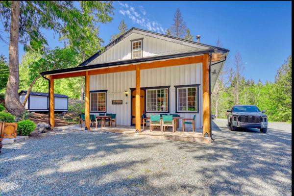 Enchanting Rustic Cabin Retreat Near Whistle Lake In Washington - Anacortes, WA