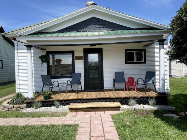 Charming Downtown Cottage With Porch & Backyard Retreat Near Beaverhead River In Dillon, Montana - Dillon, MT
