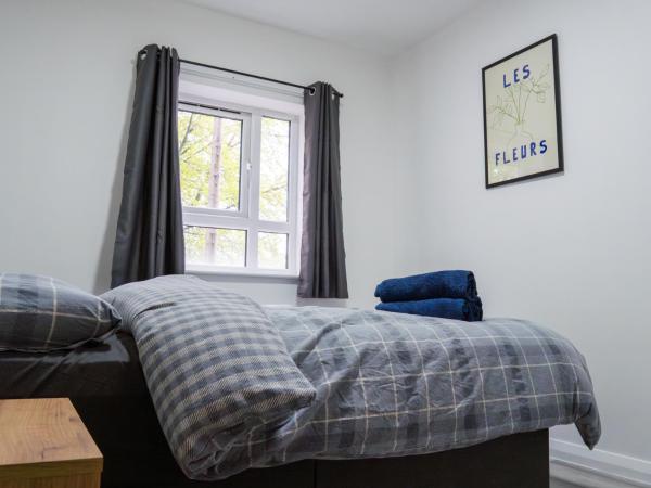 Stunning Modern 3 Bed, 2 Bedroom Apartment, With Parking, Close To City Centre - Salford