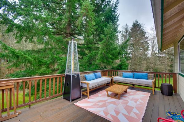 Central 4-acre Cottage With Deck Walk To Bay! - Bainbridge Island, WA