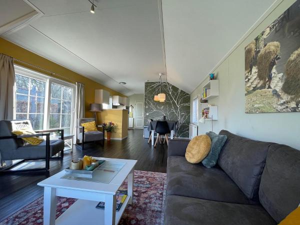 Tranquil Lakeside Stay For 4 Guests - Lemmer