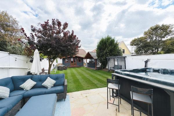 4 Bedroom House - Hot Tub - Bbq - Beach - Garden - Cinema - Parking - Mudeford