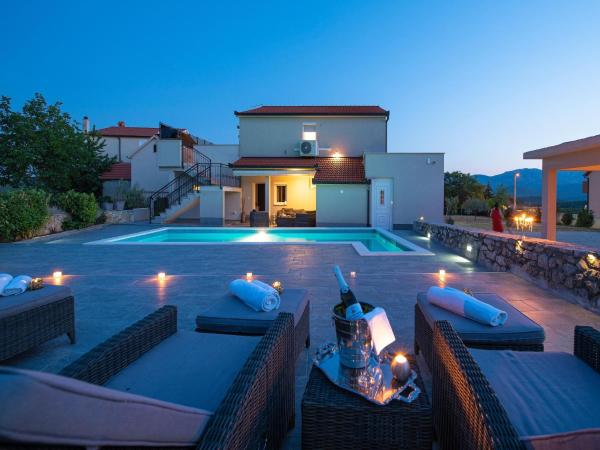 Villa In Ugljane With Private Pool - Kroatien