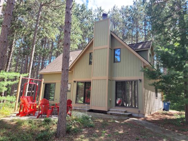 New! Crystal Pines - Lovely Crystal Mountain Cabin - Thompsonville, MI