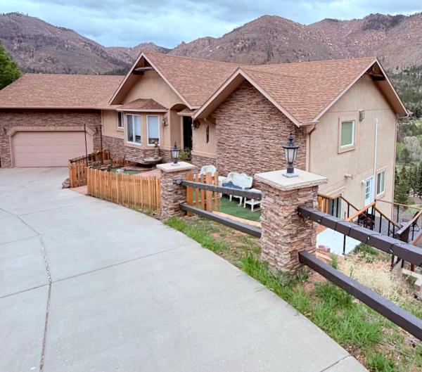 Castle On The Hill - Green Mountain Falls, CO