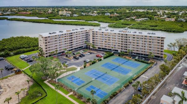 Beach Yacht Club Waterfront Apt - Tampa Bay, FL