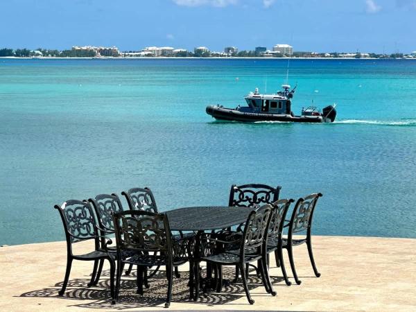 Seven Mile View Condo #3b - Cayman Islands