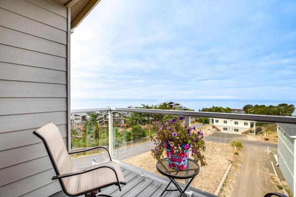 Walk To Beach Coastal Tillamook Home With Desk! - Oregon