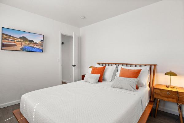 Float Fun Retreat Pool Hot Tub Fire Pit Foosball Pool Table - Casa Grande, AZ