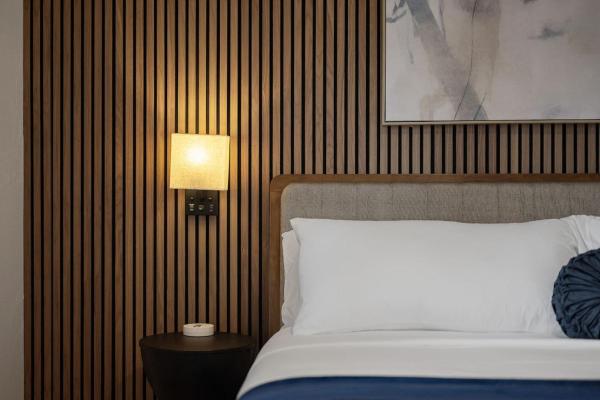 Central And Immaculate 3br Apartment With Two Decks And Workspace - Kennywood, West Mifflin