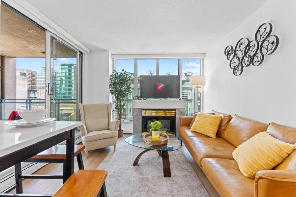 Modern 2br Apartment With City Views Near Rogers Arena - West Vancouver
