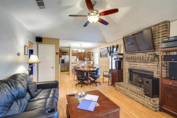 4 Blocks To Atandt Stadium Home With Bbq-ready Yard! - Arlington, TX