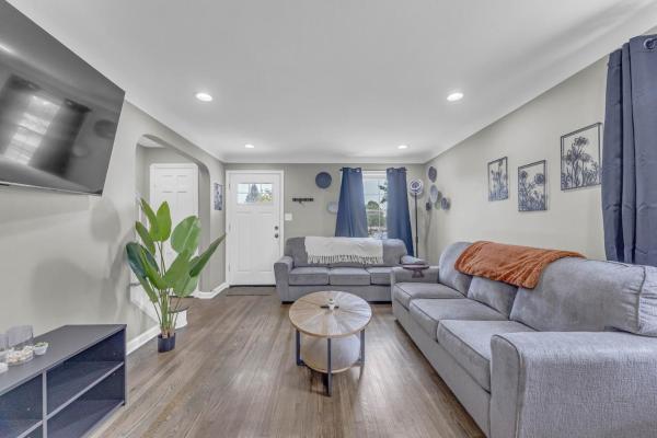 Brooklyn Townhome Updated Kitchen Sleeps 4 - Parma, OH