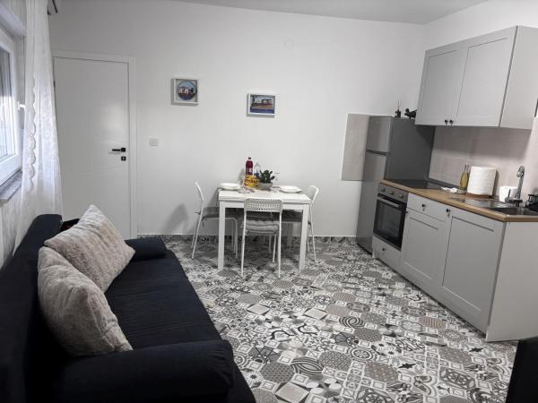 Apartment In Pirovac With Balcony, Air Conditioning, Wi-fi (4717-1) - Jezera