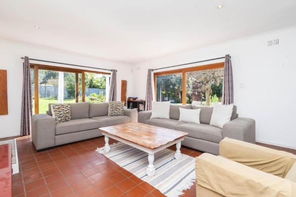 The Vines Family Home With Pool And Braai - Cape Town