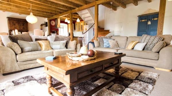 Charming Country Getaway, Balcony, Views, Office - Ambert