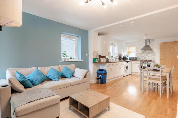 Stunning 2 Bedroom Flat With Charming Patio - Cambridge