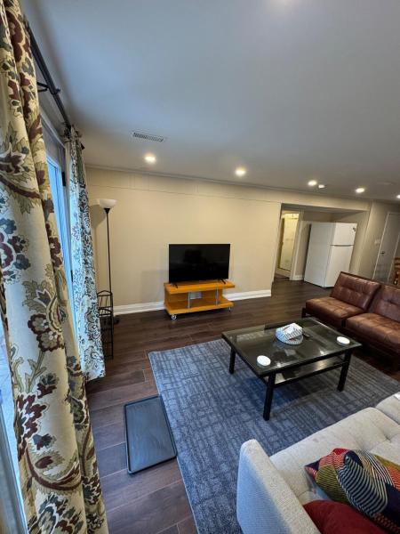 Bright & Cozy Bankfield Stay - Toronto