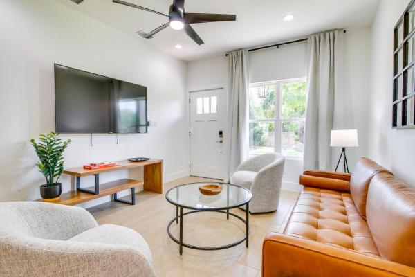 Stylish Brownsville Stay: Coastal Day Trips! - Brownsville, TX
