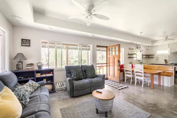 Cozy Volcanic Rainforest House - Volcano, HI