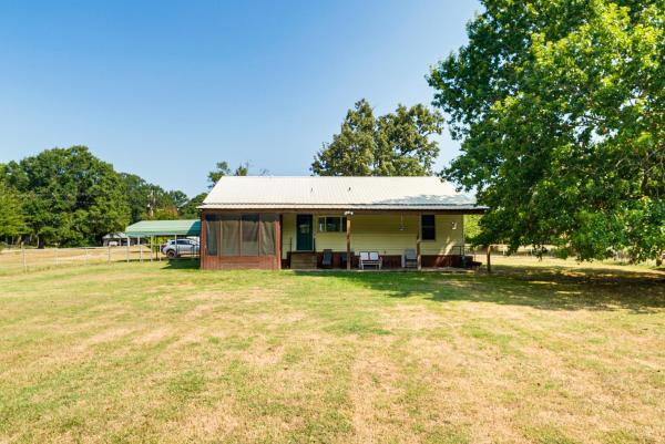 Screened Patio And Fire Pit Peaceful Marshall Home - Marshall, TX